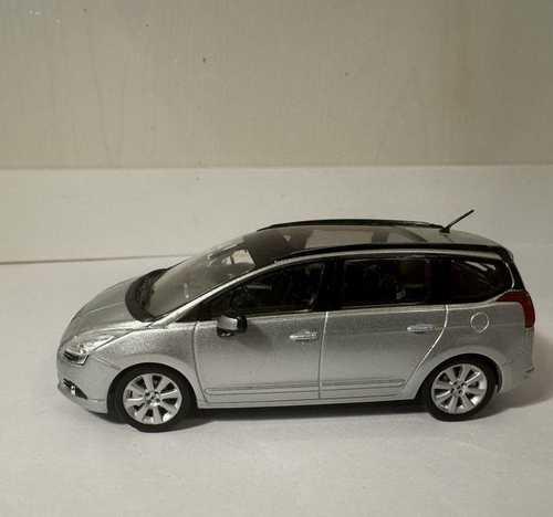 Модель автомобиля peugeot 5008 1/43 2009 norev