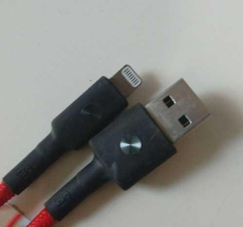 Зарядный шнур на iPhone