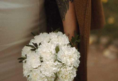 Букет невесты из белых гвоздик и зелени
