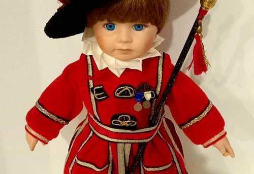 Фарфоровая кукла Бифитер Англия
