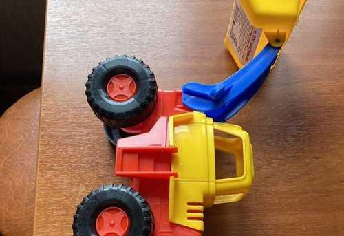 Трактор игрушка пластмассовая