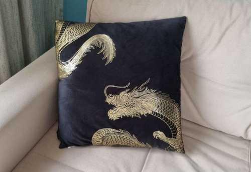 Декоративная подушка с драконом