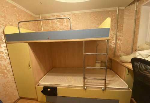 Двухэтажная кровать со шкафом