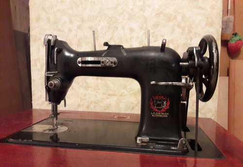 Швейная машина vesta с ножным приводом редкая