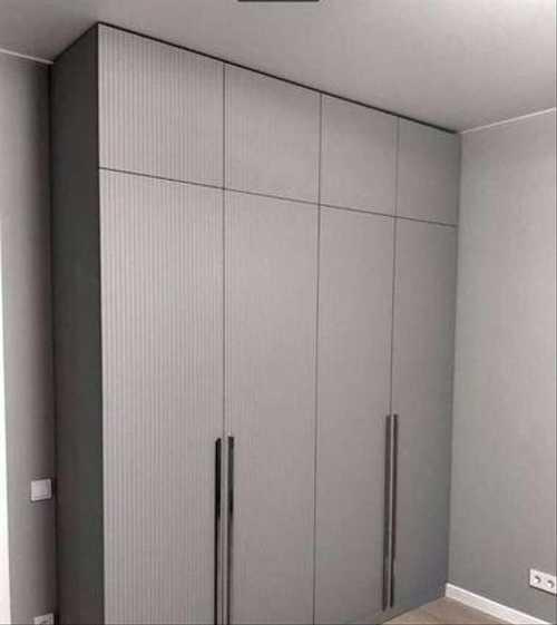 Шкаф распашной с фрезеровкой в современном стиле