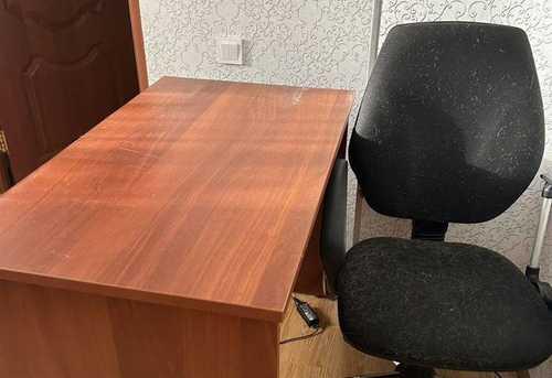 Компьютерное кресло со столом