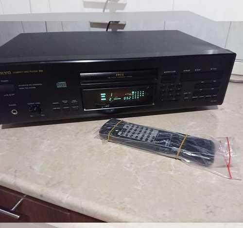 CD-проигрыватель onkyo DX-7051