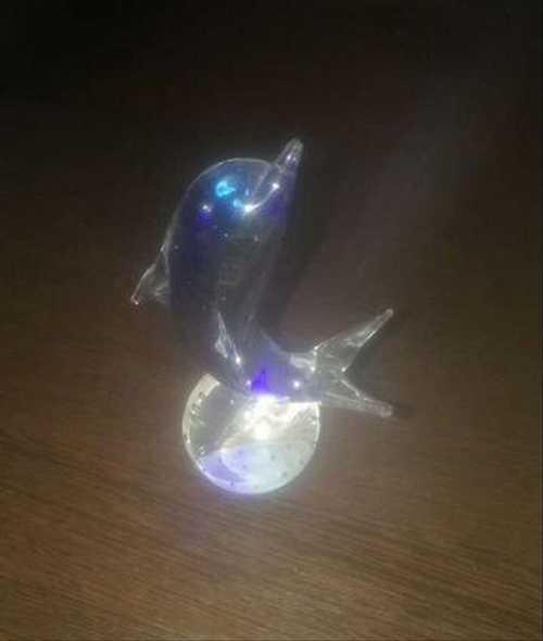 Дельфин на глобусе сувенир
