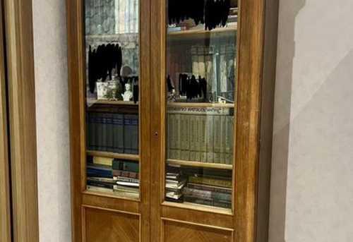 Старинный антикварный книжный шкаф