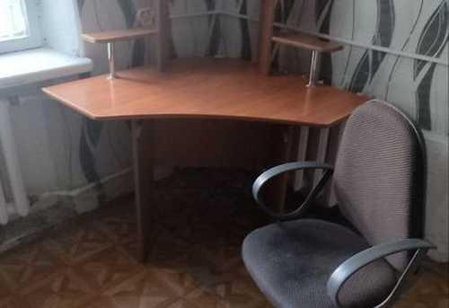 Компьютерный стол с креслом