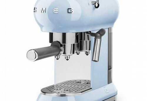 Кофеварка рожковая Smeg ECF01, пастельный голубой
