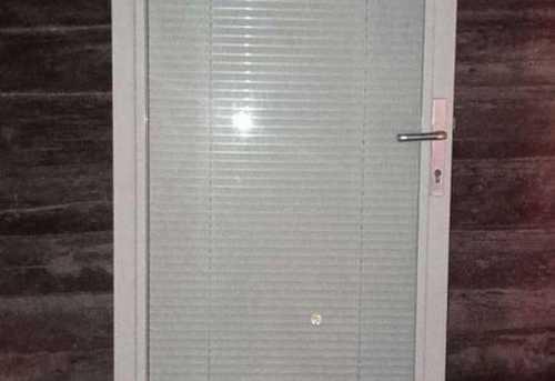 Дверь алюминиевая с стеклянной серединой
