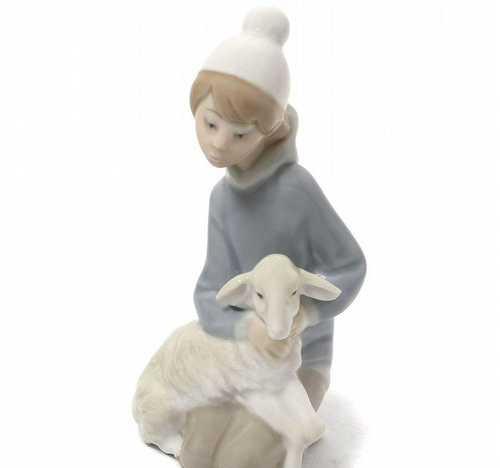 Фарфоровая фигура "Пастуx с ягненком". Lladro