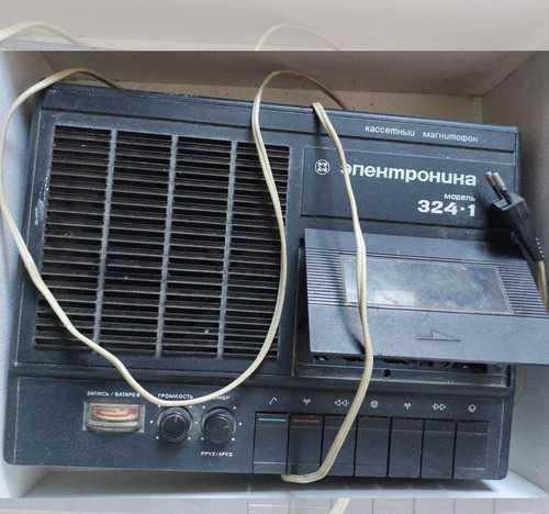 Кассетный магнитофон электроника