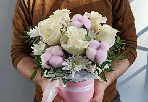 Коробочка из белых роз с хлопком и хризантемами