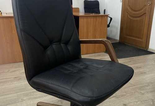 Офисное кресло кожаное