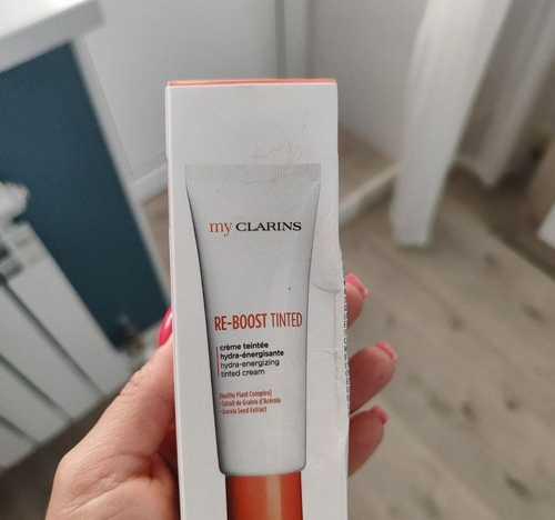 Увлажняющий оттеночный крем для лица clarins