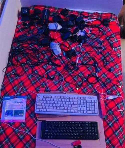 Куча разных проводов и шнуров, клавиатуры и мышки