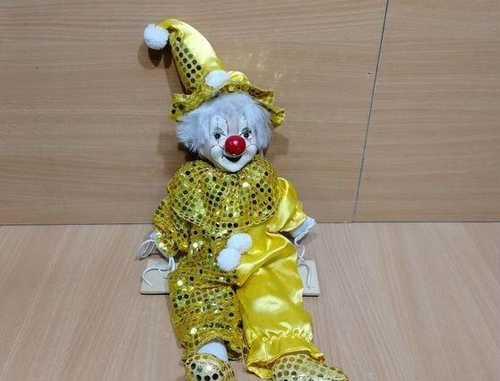 Кукла фарфор Клоун в золотом / на качелях дерево
