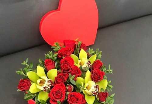 Коробка сердце с кустовыми розами и яркими орхидея