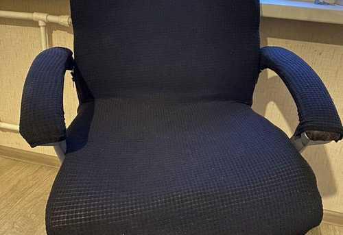 Компьютерное кресло с защитным чехлом