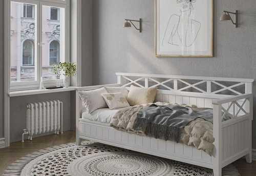 Белая кровать односпальная в стиле IKEA
