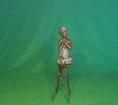 Бронзовая статуэтка Девушка на стуле. Модница цвет