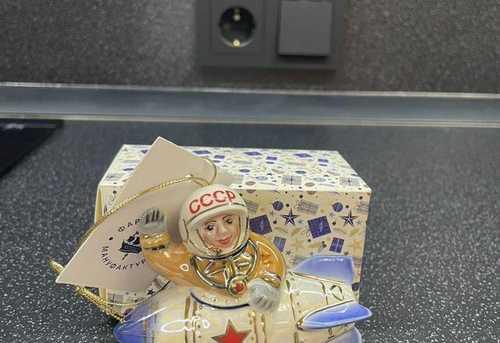 Елочная игрушка фарфор ретро Ракета с космонавтом