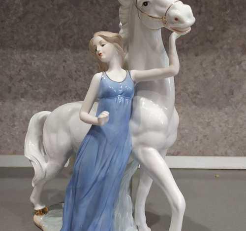 Фарфоровые статуэтки конь, девушка