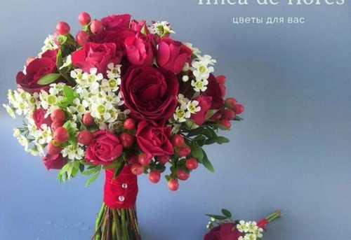 Букет невесты из роз, хамелации и гиперикума