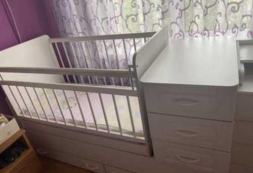 Детская кроватка и пеленальный столик-комод