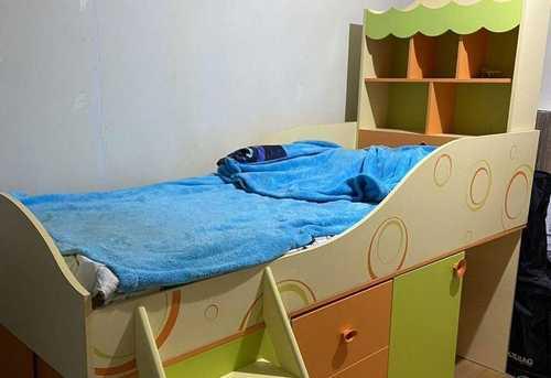 Детская кровать, стеллаж, стол