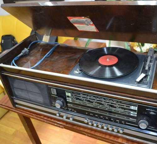 Радиола Урал 112 с коллекцией пластинок и дисков