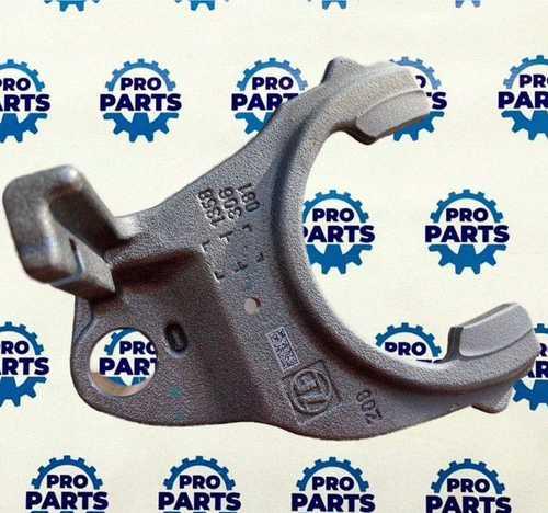 Оригинальная вилка ZF кпп traxon, 1358306081