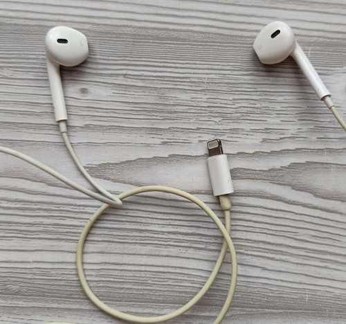 Наушники earpods с разъёмом Lightning белые