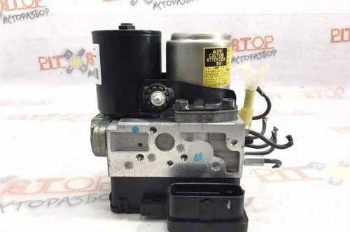 Блок ABS под капотом Lexus GS 430 2007-2012