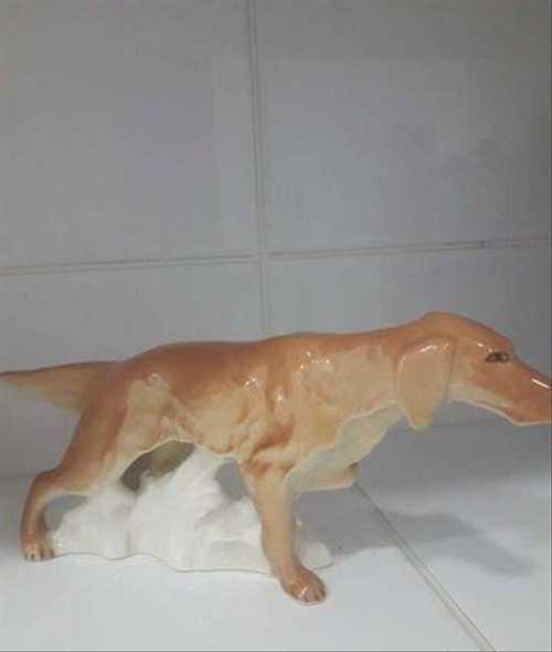 Фарфоровая статуэтка гончей собаки