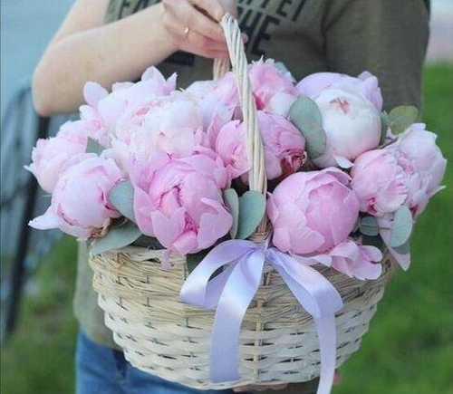 Корзина из 25 розовых пионов с фисташкой, цветы до