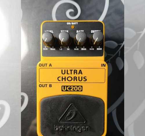 Гитарная педаль Behringer UC200