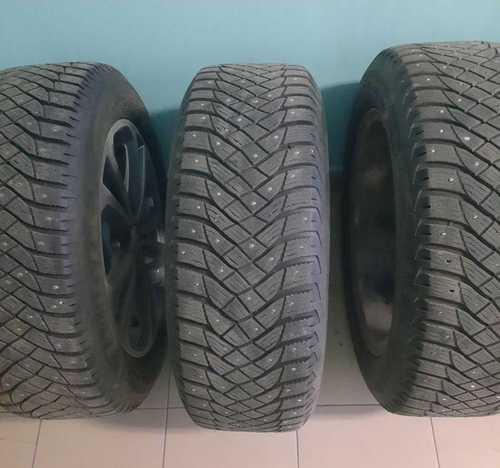 Goodyear UltraGrip Winter 215/60 R17 100T