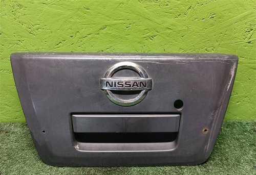 Накладка крышки багажника Nissan Navara D40 2012