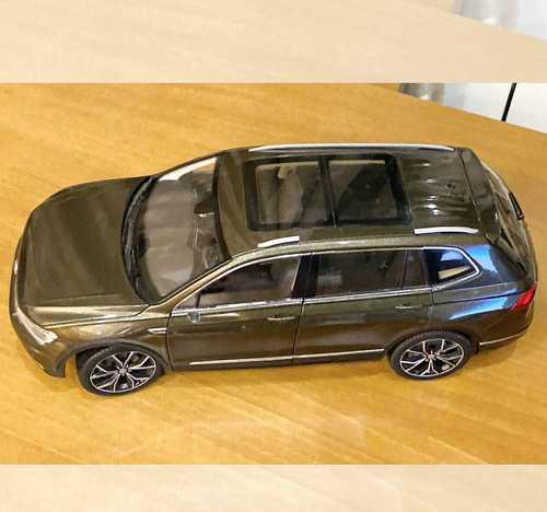 Модель автомобиля VW Tiguan 1:18