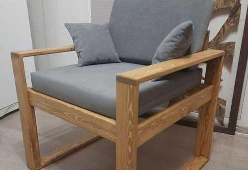 Кресло на деревянном каркасе