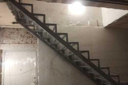 Лестница в частный дом прямая