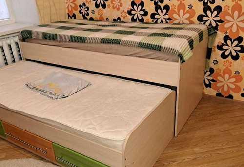 Двухъярусная кровать бу с матрасами+уголок школьны