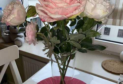 Искусственные цветы и ваза