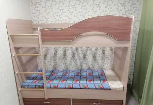 Кровать двухьярусная