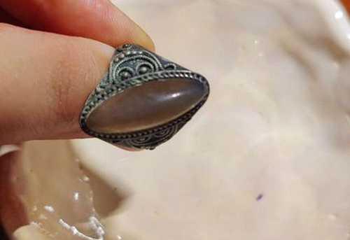 Винтажное серебряное кольцо с камнем