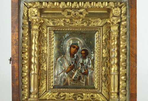 Тихвинская икона Божией Матери в киоте