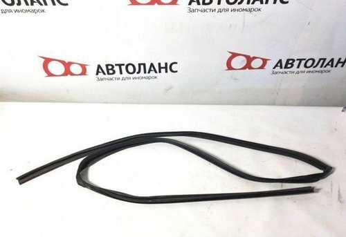 Уплотнитель стекла двери Mitsubishi Pajero 3
